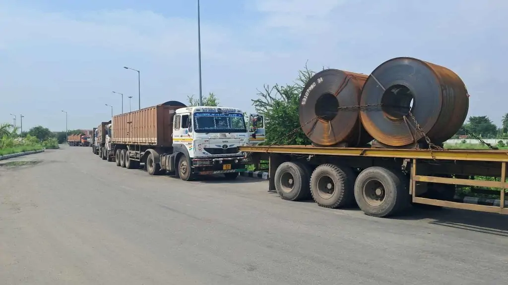 जेनजी आन्दोलनको असर : विराटनगर भन्सारमा ९ सयभन्दा बढी ट्रक रोकिए ...